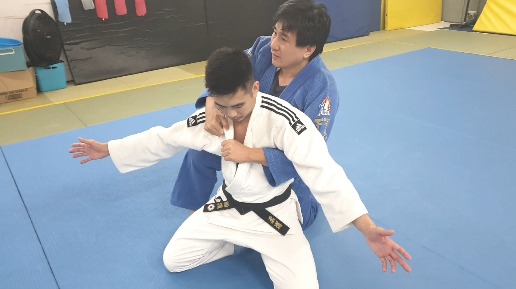 Cross-Lapel Roll - KL Judo